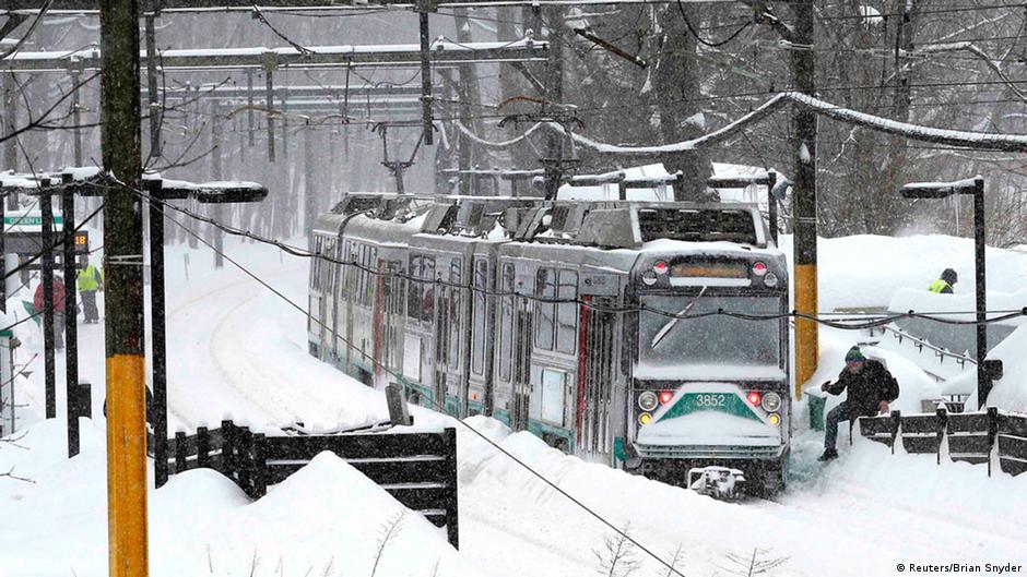 Nevasca fecha escolas e para o transporte coletivo em Boston – DW – 10 ...
