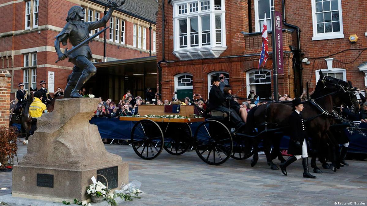 Thousands turn out to honor of England's King Richard III – DW – 03/23/2015