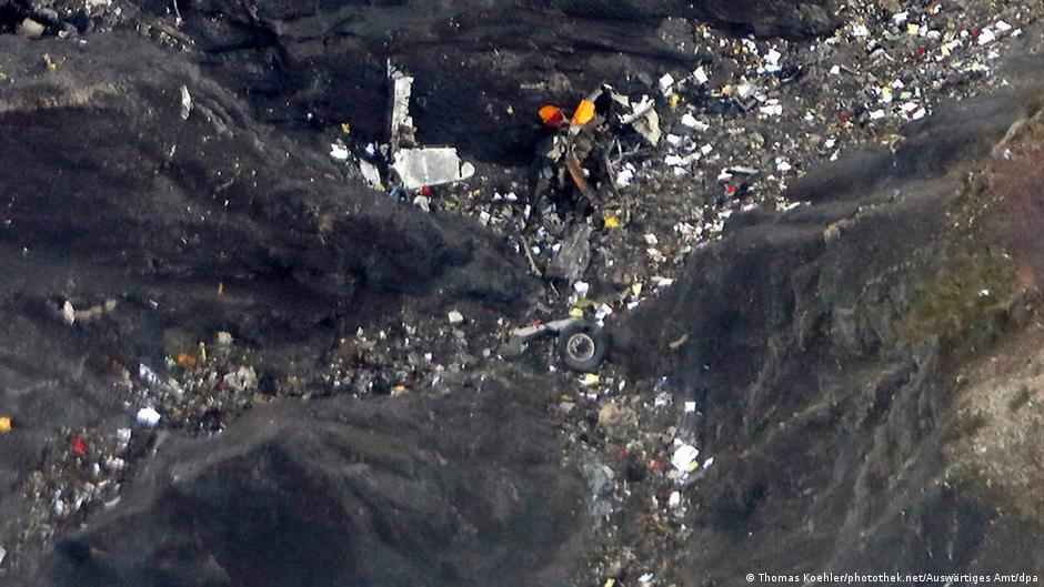 Germanwings plane crashes in France, killing 150 – DW – 03/24/2015