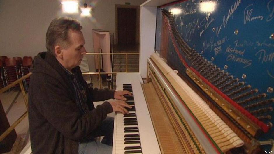 The musician recording on the world's biggest piano – DW – 03/31/2015