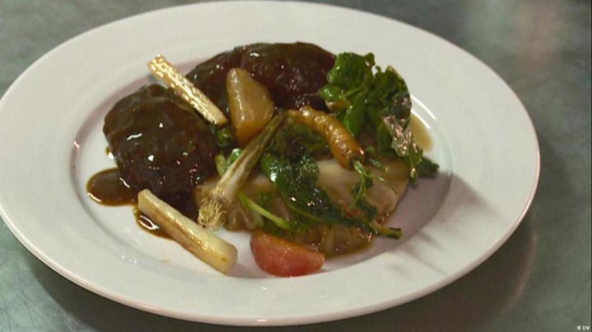 Slow cooked pork cheeks, cabbage, and root vegetables – DW – 04/19/2016