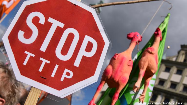 Germans hit the streets in protest against TTIP – DW – 04/18/2015