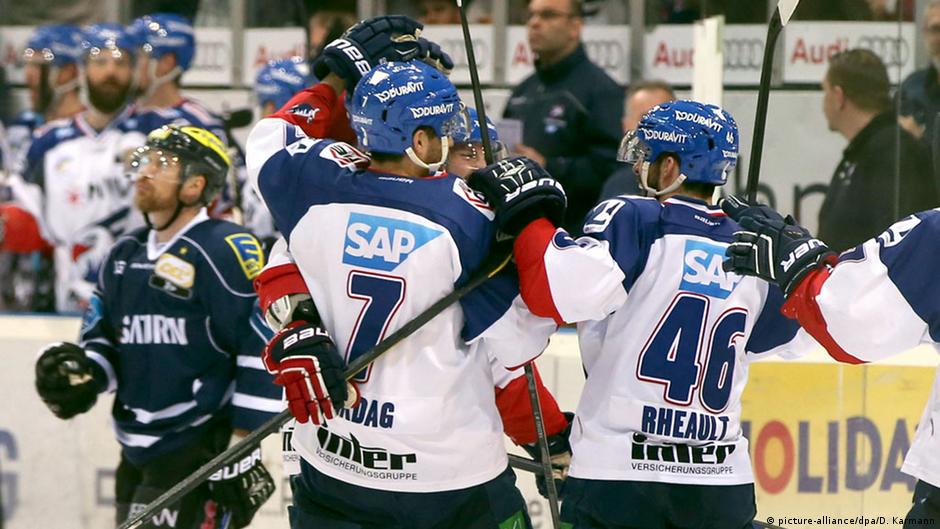 Adler Mannheim win game six for title number seven – DW – 04/22/2015