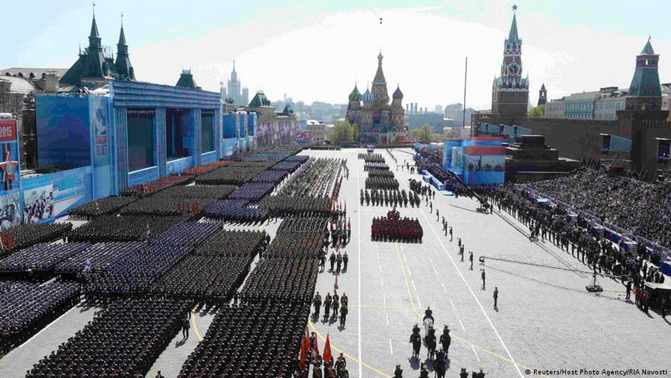 Russia stages VE Day parade, as West boycotts – DW – 05/09/2015