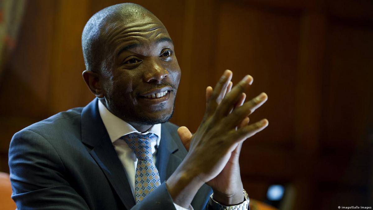 S. Africa opposition elects first black leader – DW – 05/10/2015