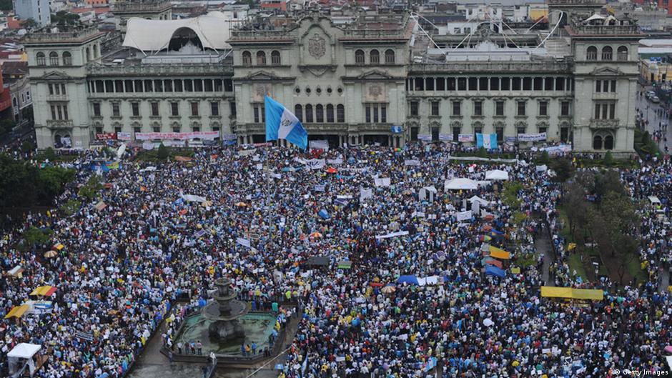 Guatemalans demand President steps down – DW – 05/17/2015