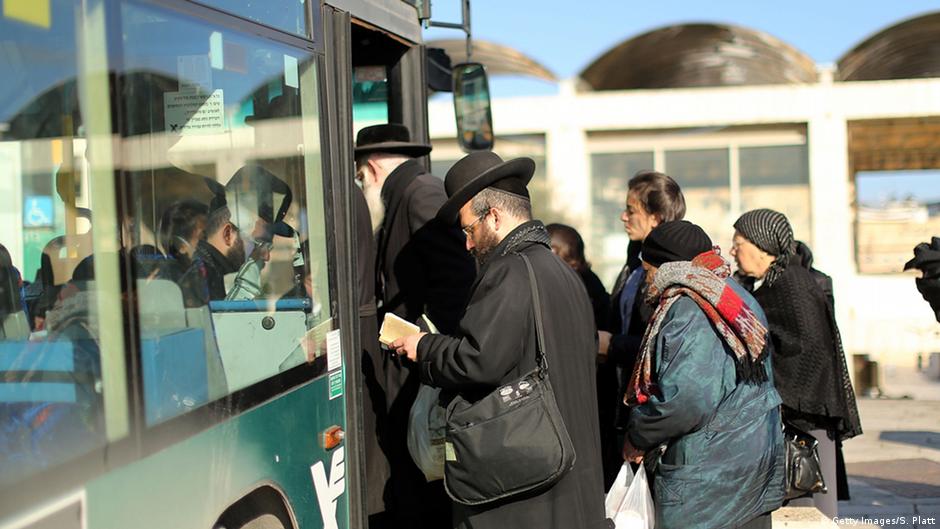 Israel suspends West Bank Palestinian bus ban – DW – 05/20/2015