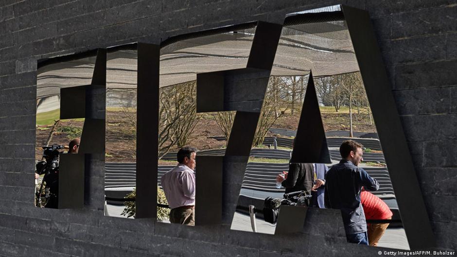 FIFA officials arrested on corruption charges – DW – 05/27/2015