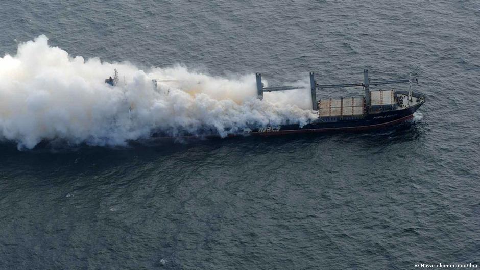 Freighter at risk of exploding – DW – 05/27/2015