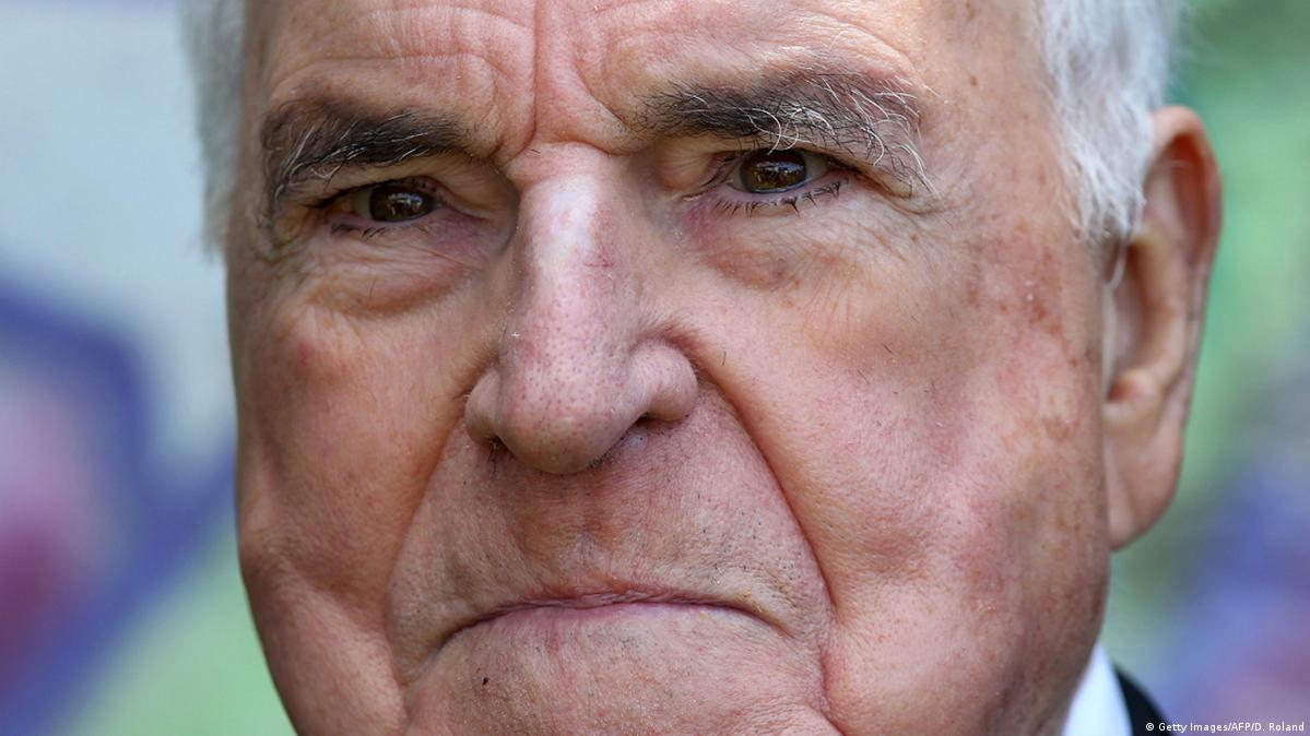 Magazine: Helmut Kohl in hospital – DW – 06/02/2015