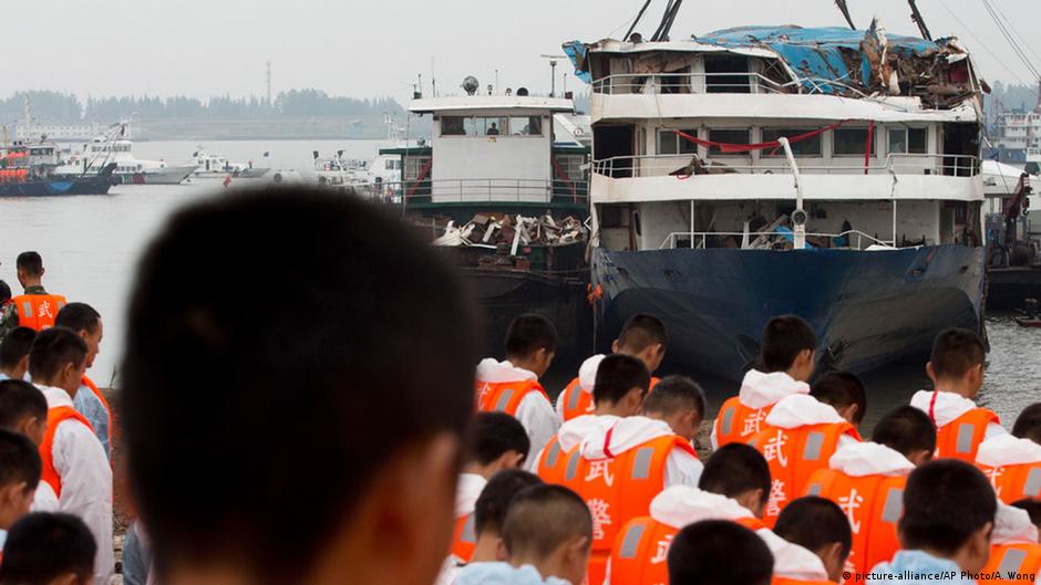China mourns victims of ship disaster – DW – 06/08/2015