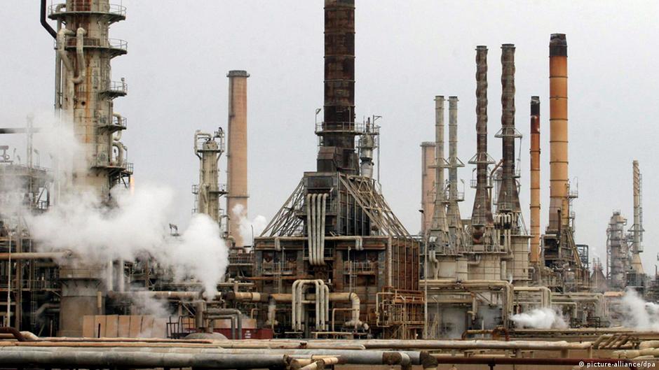 Iraq: Rocket attack causes fire at major oil refinery – DW – 11/30/2020