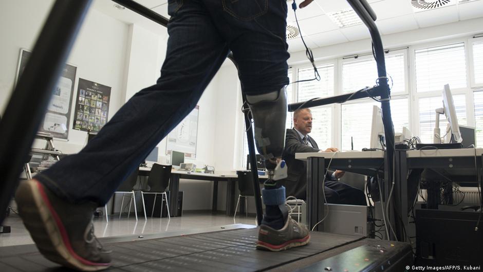 World's first sentient prosthetic leg unveiled – DW – 06/08/2015