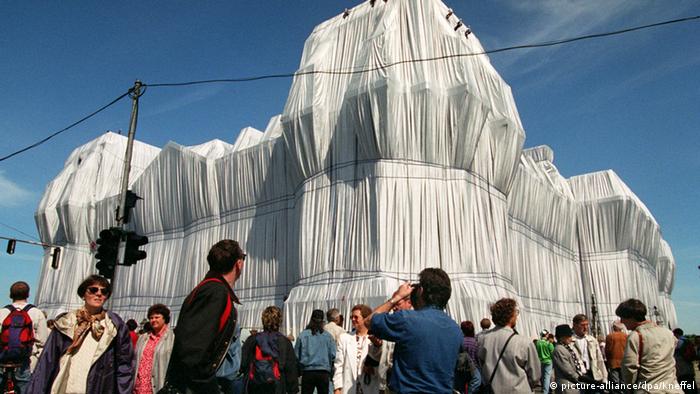 Christo presents The Mastaba, his new large-scale art object in London ...