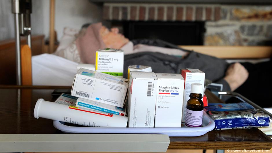 Vier Gesetzentwürfe zur Sterbehilfe – DW – 06.11.2015