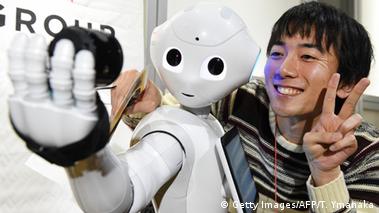 Japan's robot assistants – DW – 07/21/2015