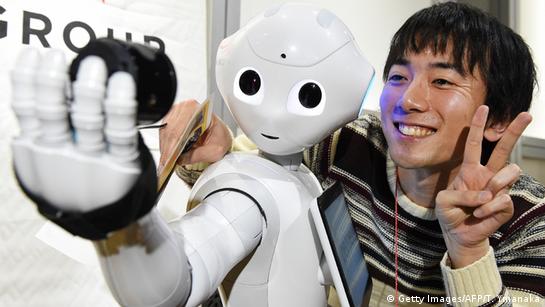 Japan's robot assistants – DW – 07/21/2015