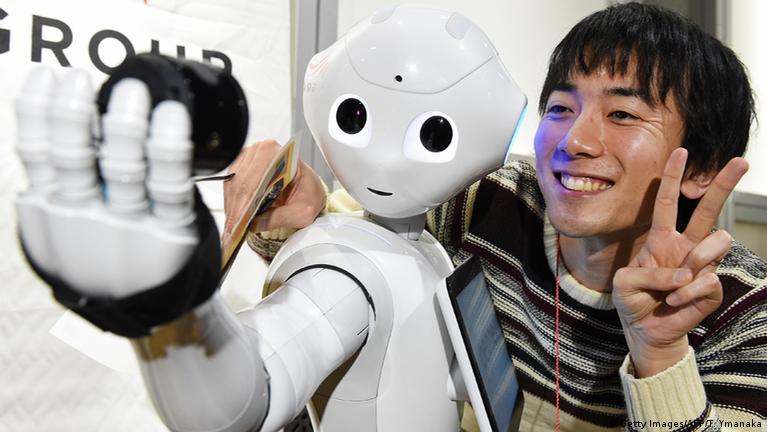 Japan's robot assistants – DW – 07/21/2015