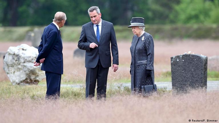 Queen Elizabeth visits Bergen-Belsen – DW – 06/26/2015