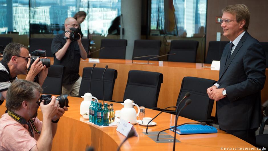 Former Merkel aide defends himself over NSA claims – DW – 07/03/2015