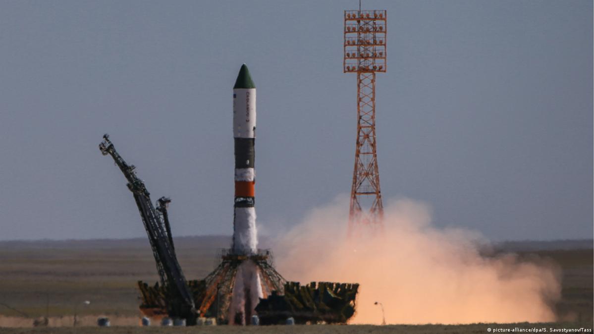 Russian rocket docks with ISS – DW – 07/05/2015