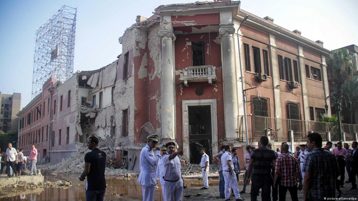 Blast hits Italian consulate in Cairo – DW – 07/11/2015
