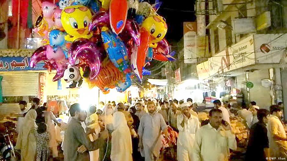 Muslims celebrate end of Ramadan – DW – 07/17/2015