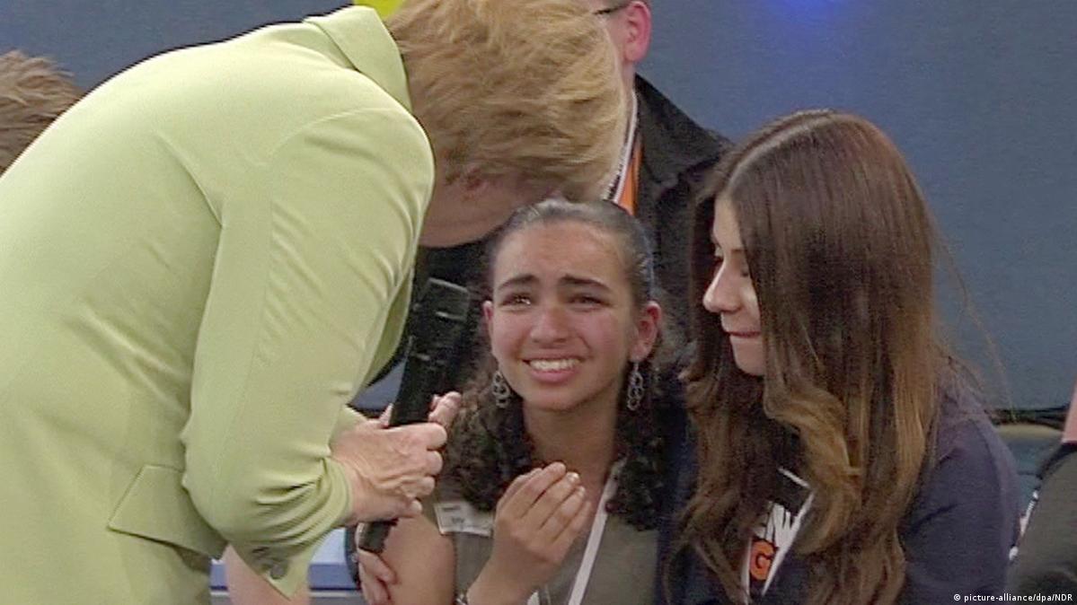 Residency granted to 'crying' refugee girl – DW – 12/24/2015