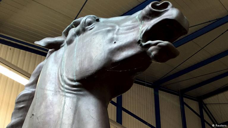 Nazi horse in schoolyard – DW – 08/12/2015