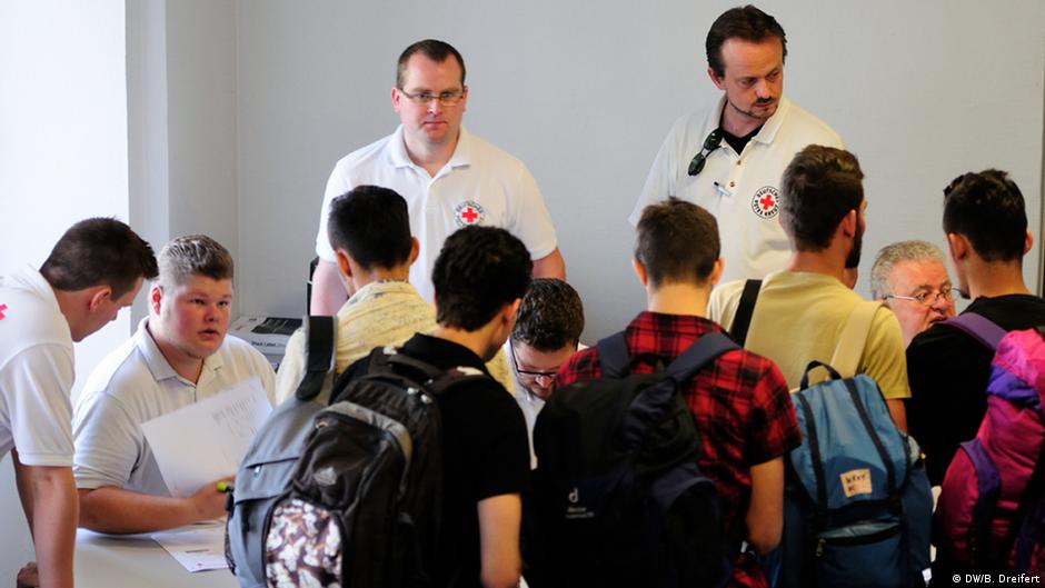 German volunteers help refugees – DW – 08/21/2015