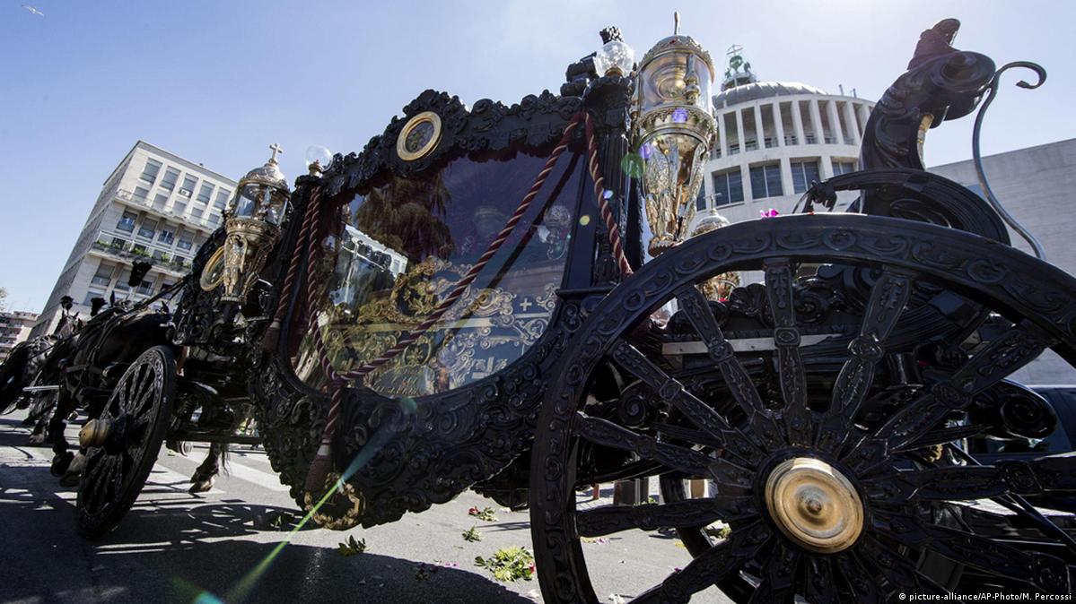 Mafia funeral sparks outrage in Rome – DW – 08/21/2015