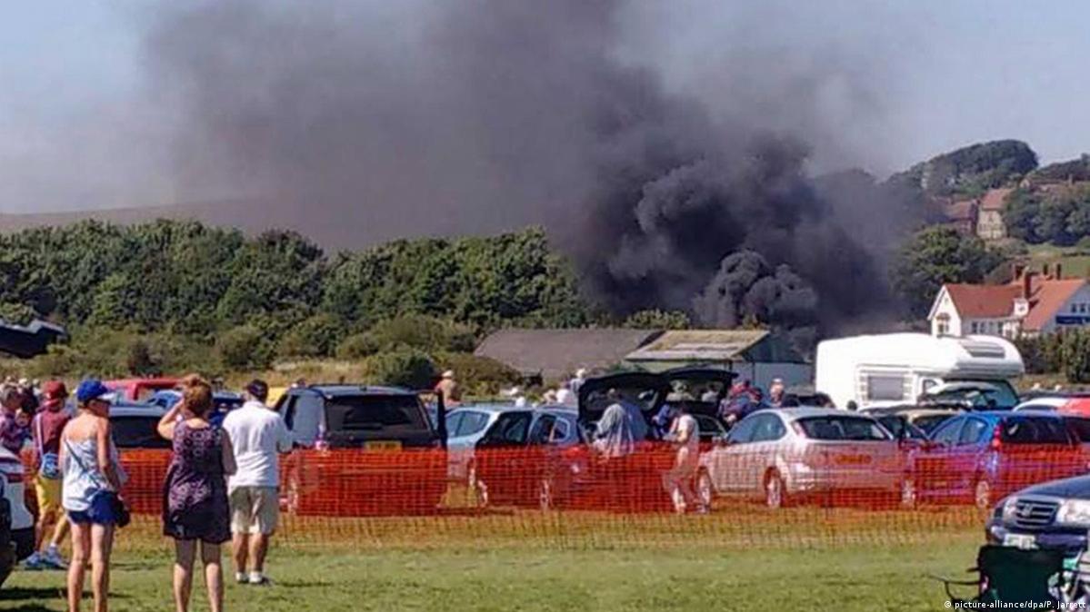 Airshow plane crashes onto UK road – DW – 08/22/2015