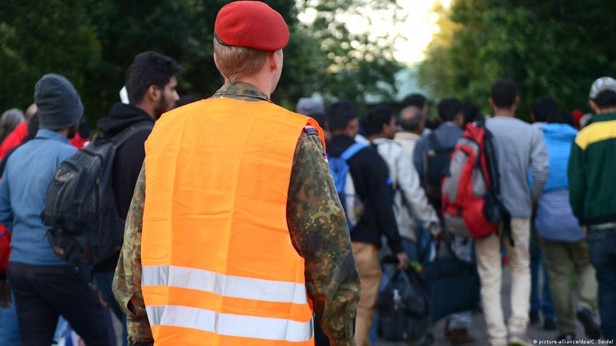 Germany puts 4,000 troops on refugee standby – DW – 09/11/2015