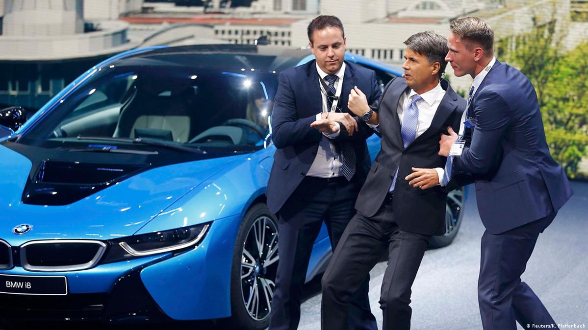 BMW CEO collapses on stage – DW – 09/15/2015
