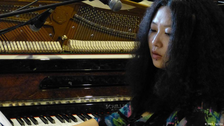 Zulan modernizes ancient Mongolian musical traditions – DW – 09/23/2015