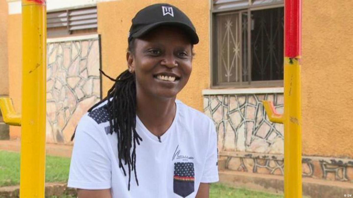 Miss Bombastic fights homophobia – DW – 10/06/2015