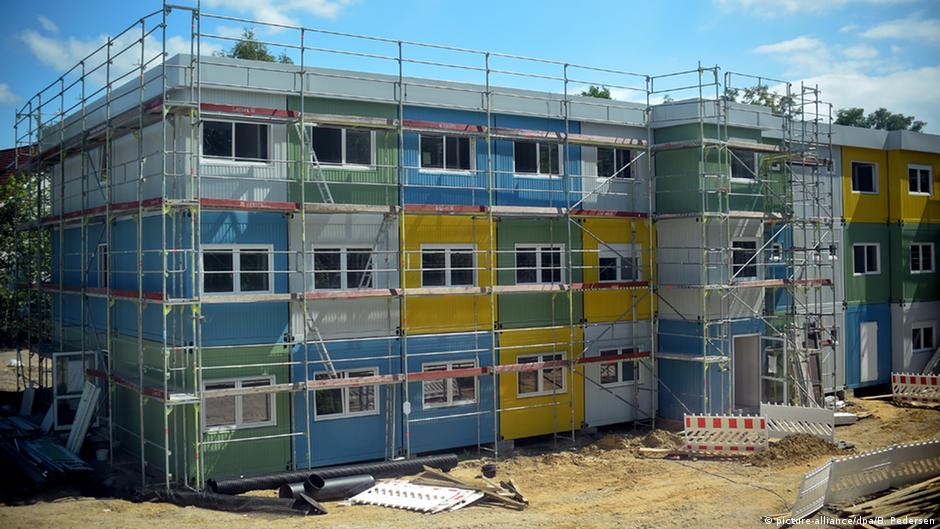 Modular housing for refugees – DW – 02/08/2016
