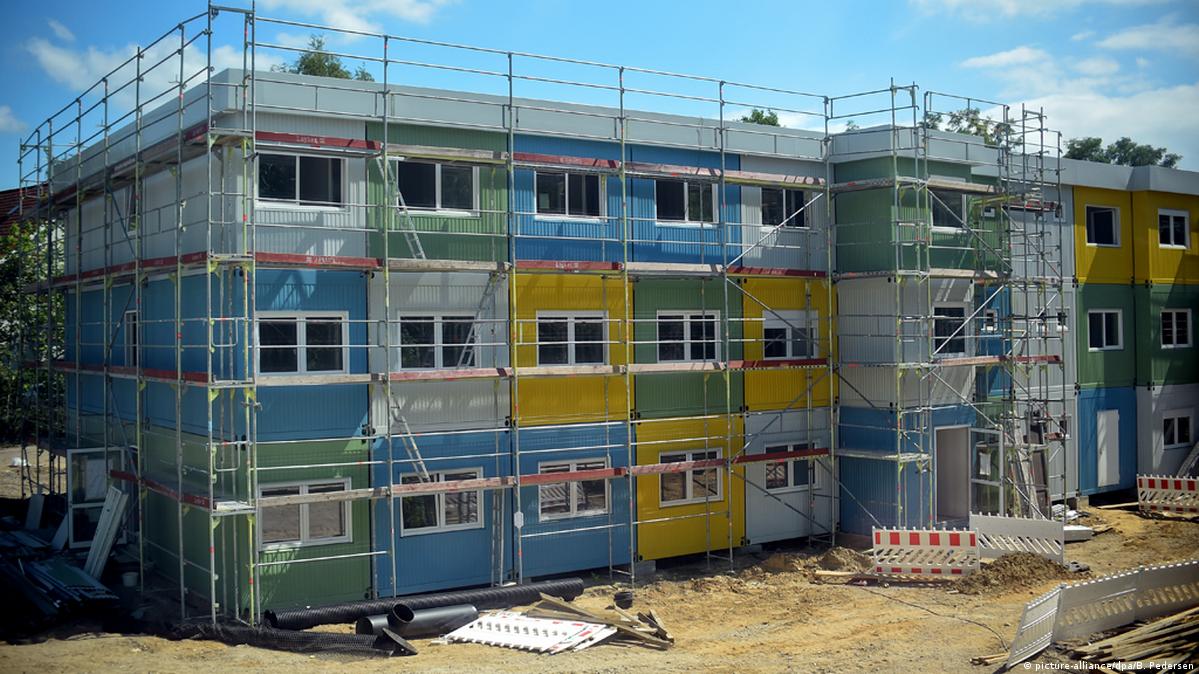 Modular housing for refugees – DW – 02/08/2016