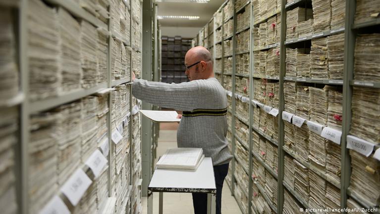 Thousands of Holocaust documents published online – DW – 10/07/2015