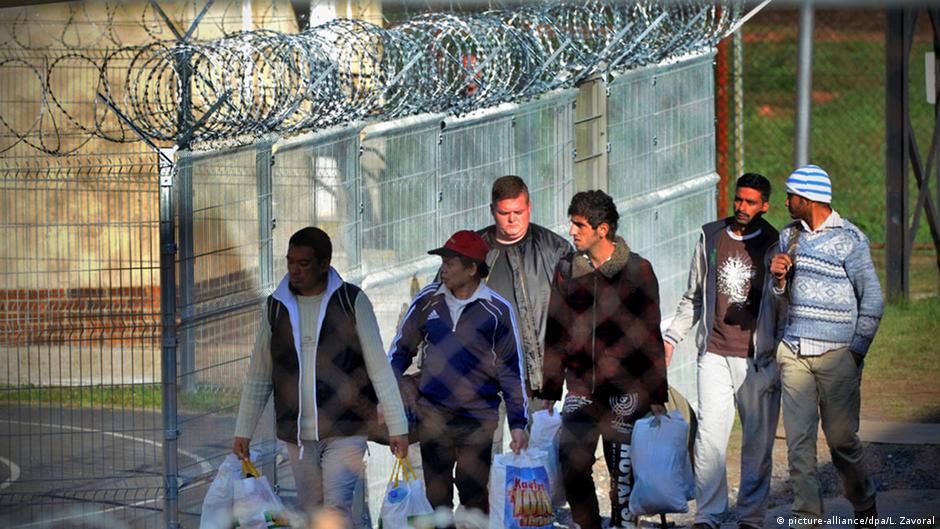 Czech watchdog slams conditions in refugee camp – DW – 10/13/2015