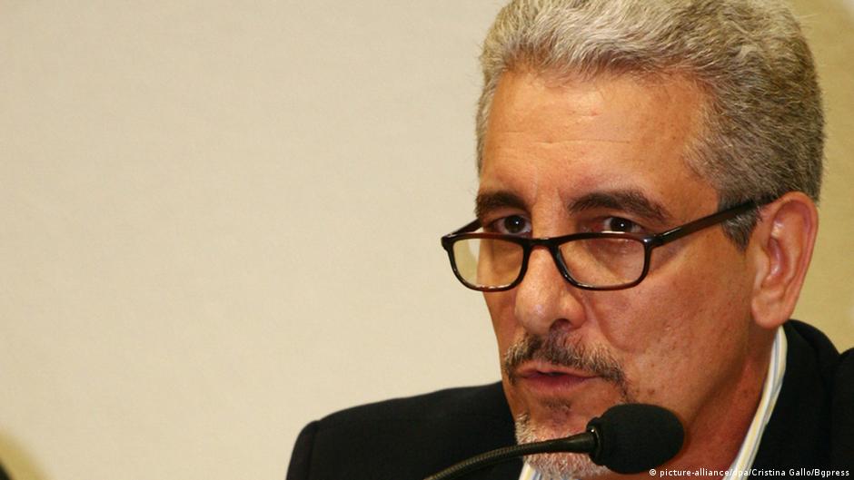 Pizzolato chega ao Brasil para cumprir pena – DW – 23/10/2015