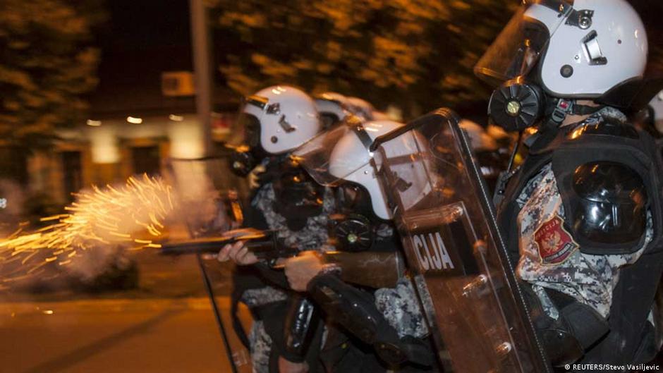 Protests in Montenegro against PM – DW – 10/25/2015