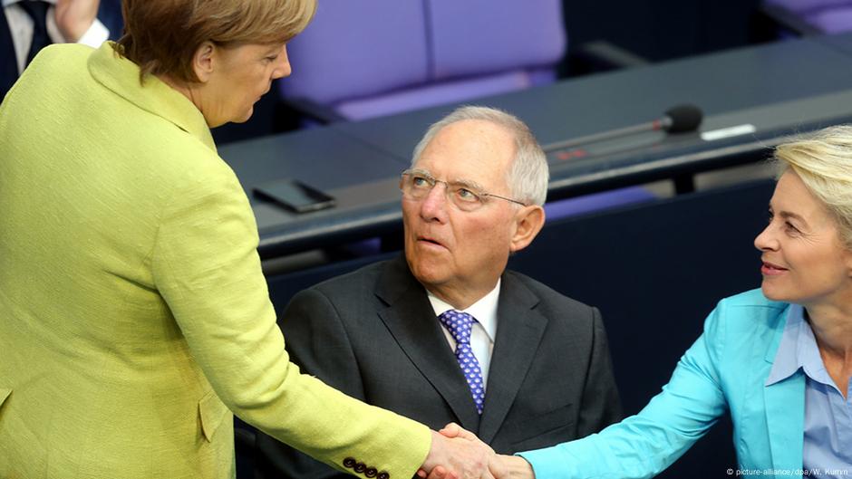 German Defense Minister Backs Merkel Over Refugees Dw 10 25 2015