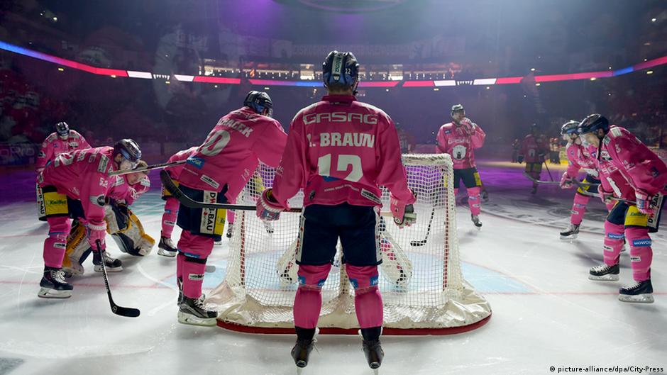 Berlin hockey team wears pink for breast cancer awareness – DW – 10/27/2015