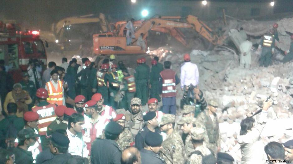 Pakistan factory collapse kills at least 16 – DW – 11/04/2015