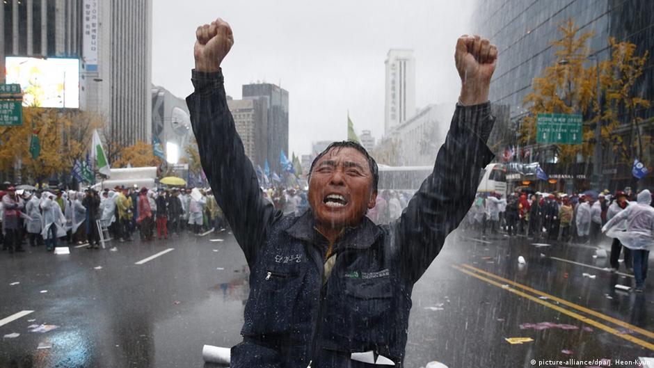 Seoul police clash with 70,000 protesters