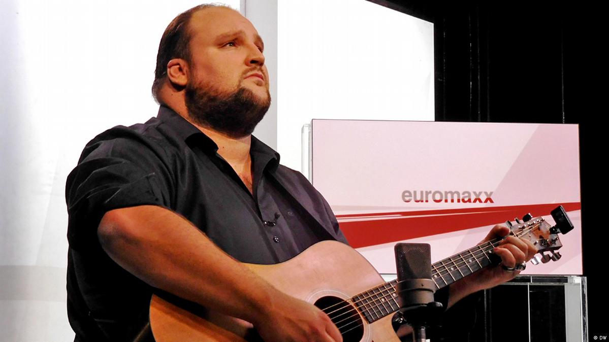 German musician responds to Paris attacks with viral song – DW – 11/18/2015