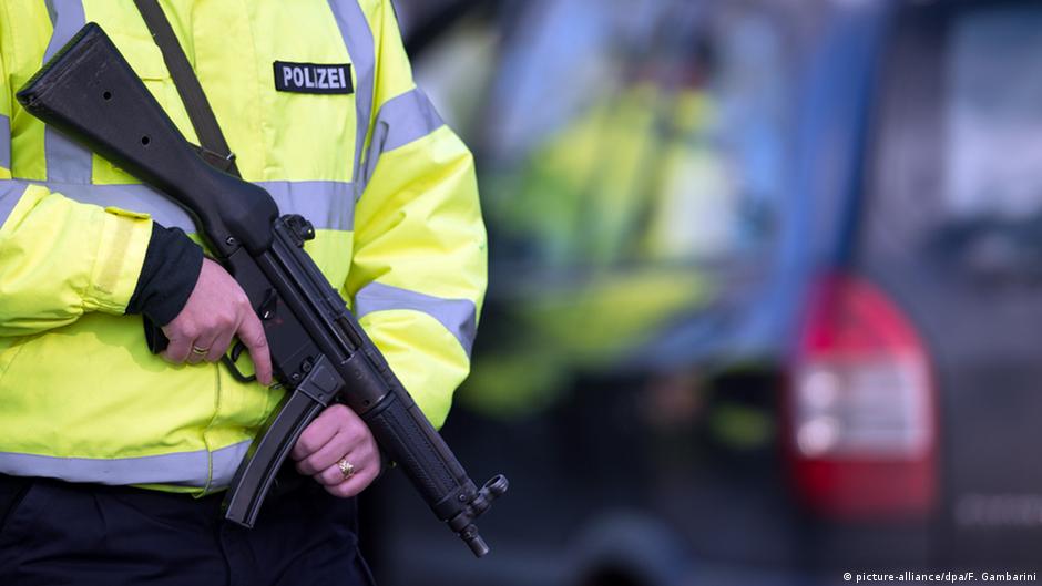Police arm themselves against terror threat – DW – 11/25/2015