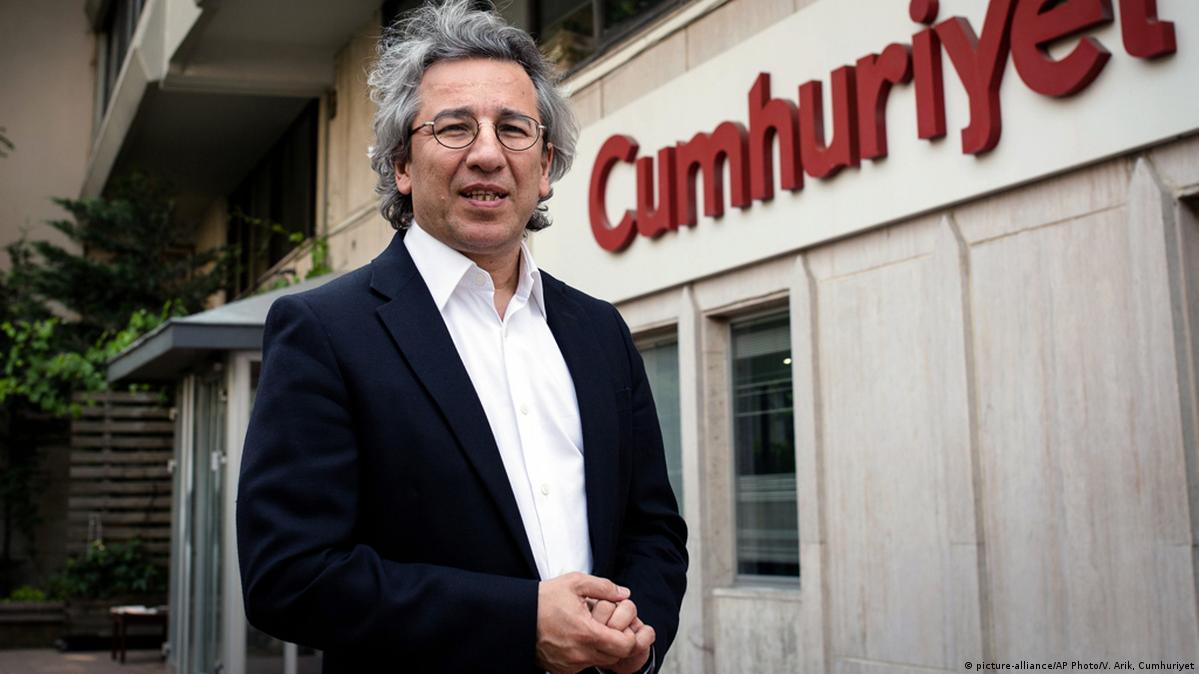 Two Turkish journalists jailed over video – DW – 11/26/2015