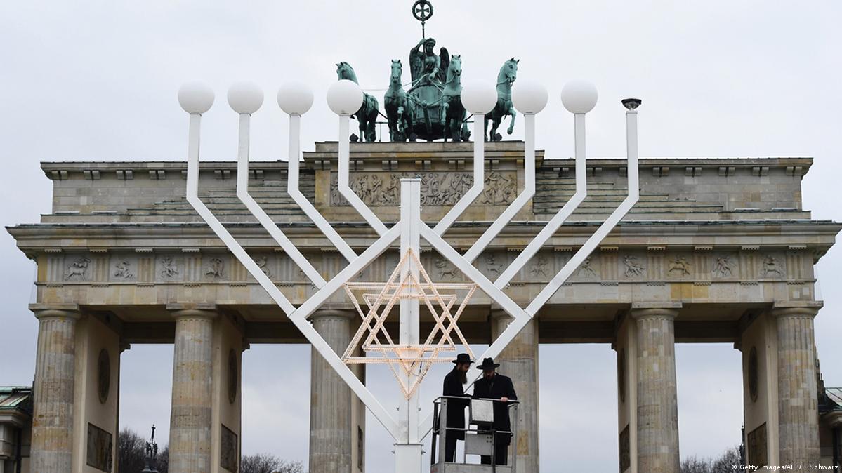 Hanukkah lights up around the world – DW – 12/07/2015